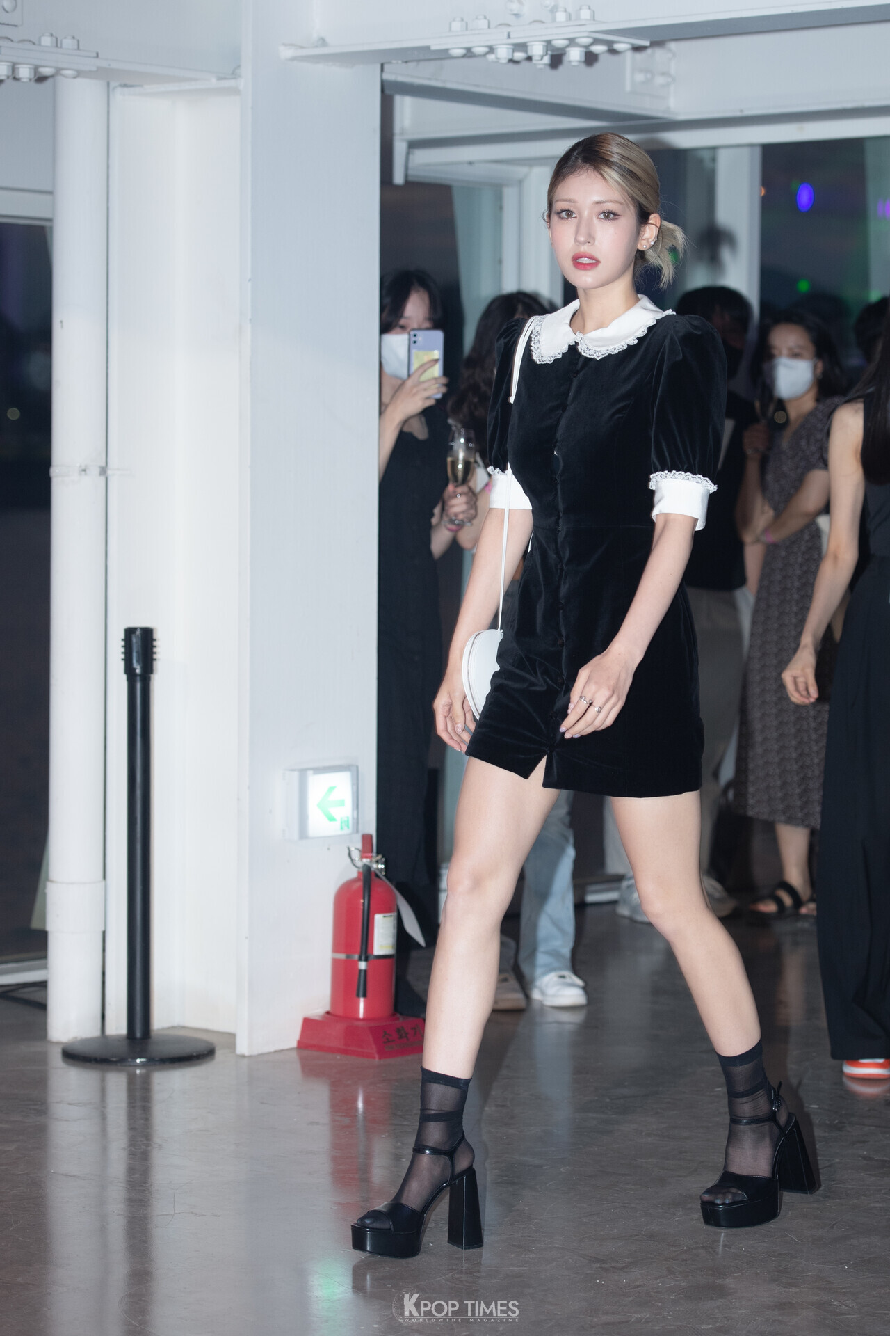 전소미, 성숙한 블랙 원피스 패션